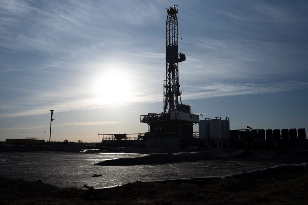 US Drillers Cut Oil and Gas Rigs for First Time in Three Weeks ...